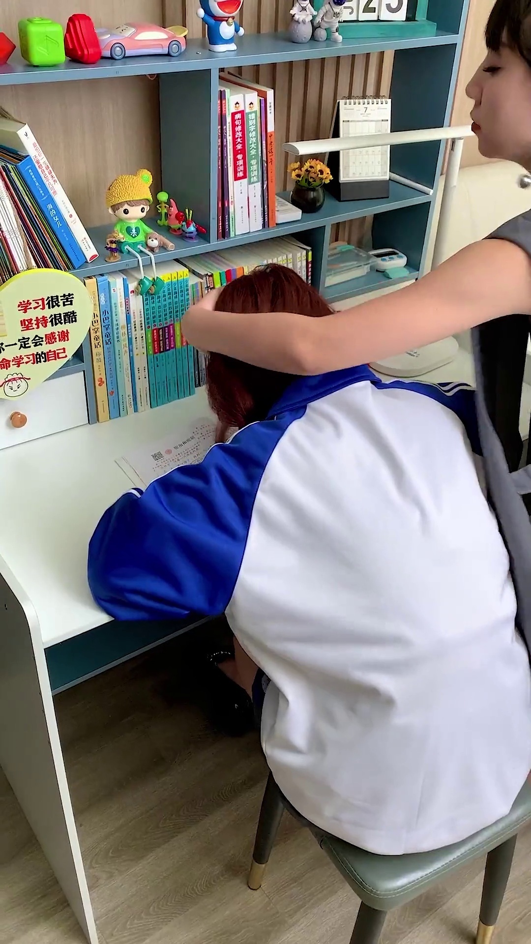 你家孩子写字总是弯腰驼背试试这个坐姿矫正器,端正孩子写字姿势
