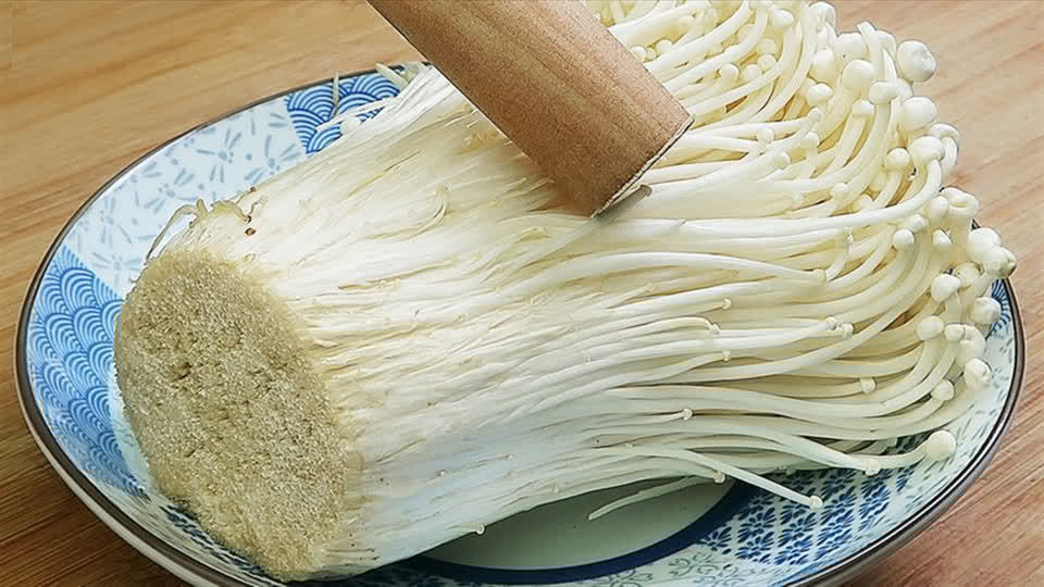 用烤箱做蒜蓉金针菇,我家隔三差五要吃一次,香嫩下饭