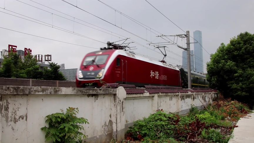 大红枣牵引含3节原色25G的K234次列车快速跨越镇江站