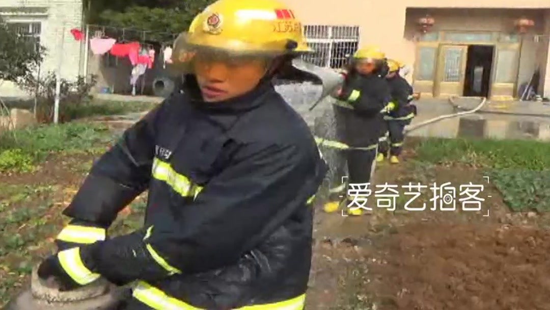【拍客】居民厨房起火 消防员火场徒手拎出喷火煤气罐