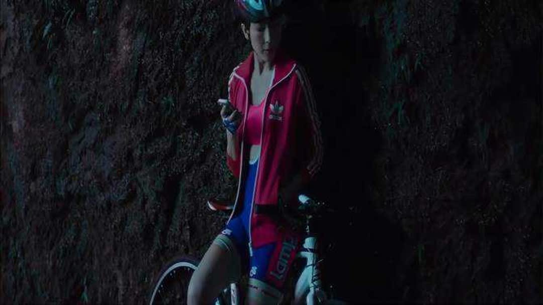撒娇:美女看见男友和女闺蜜合照,非常生气