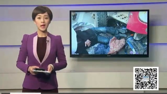 惊险!电瓶车撞上大货车 骑车人被卡车底