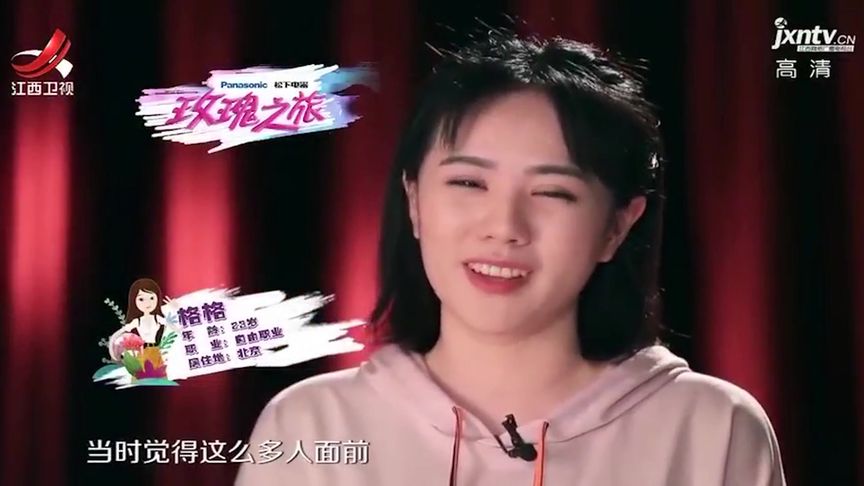 男子公主抱美女很吃力,最后竟然倒在地上,这让美女非常的尴尬