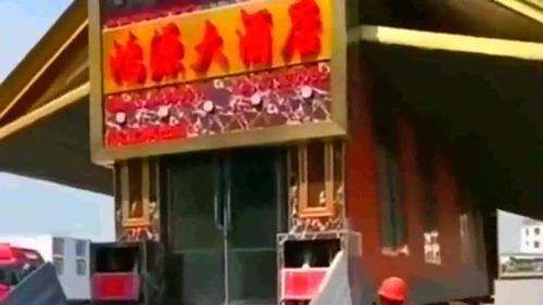 第一次见到会移动的酒店,房车就是它的原型,老板兼司机能在全国内赚钱