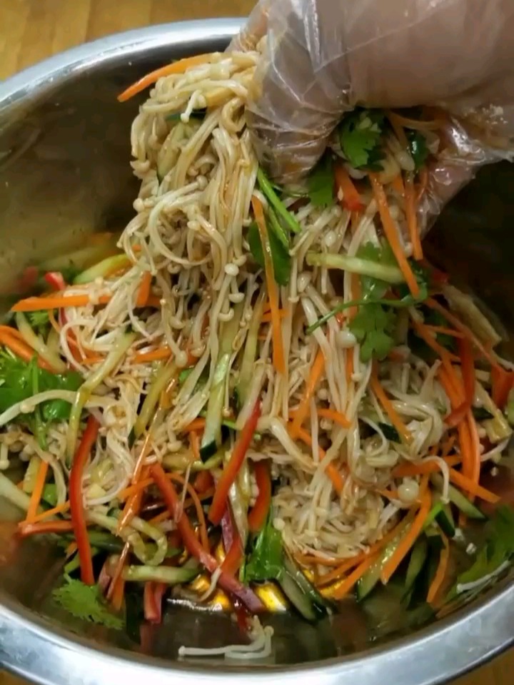 金针菇凉拌这样做既好吃又下饭,而且非常的简单,餐餐吃都不会腻