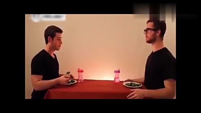 外国人模仿动物吃东西动作,画面太搞笑了!