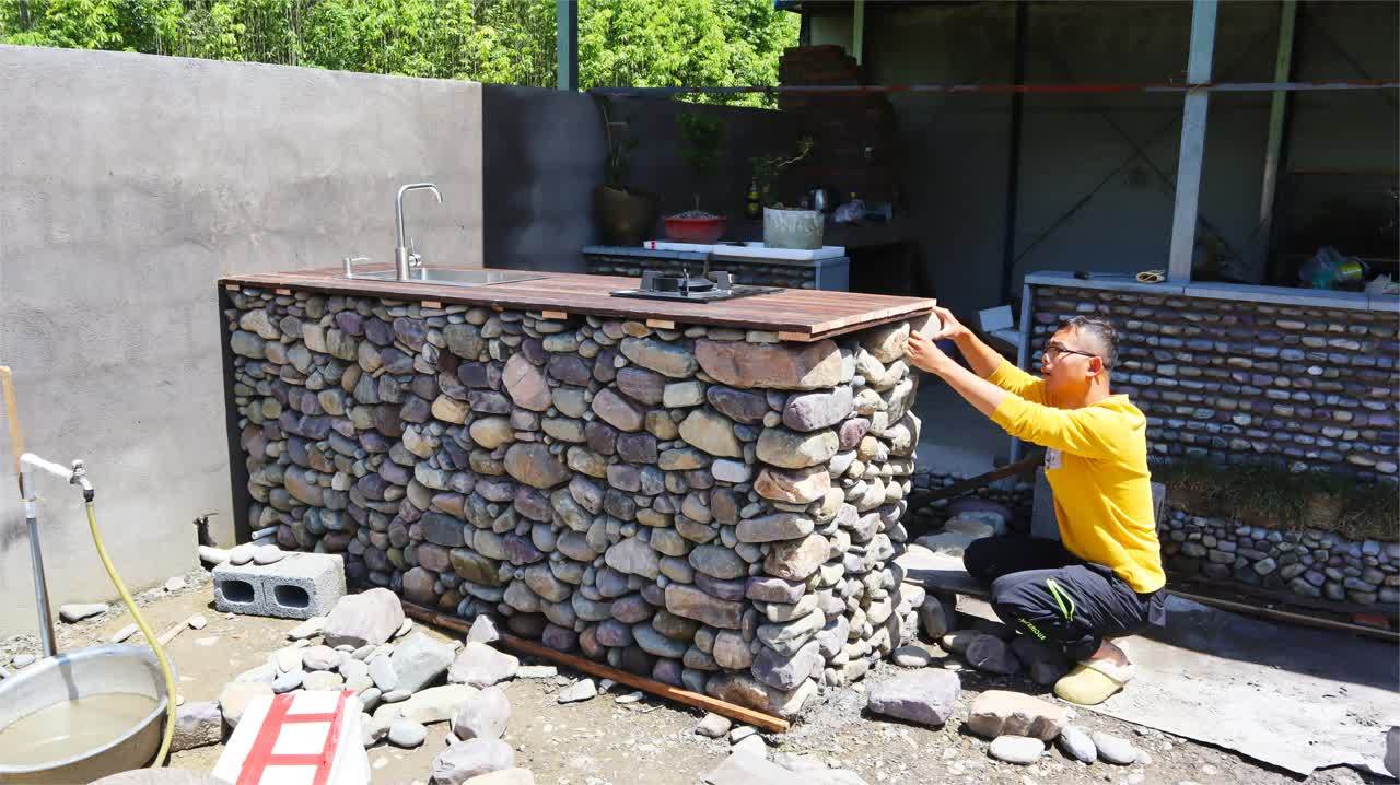 小范:用鹅卵石自制户外厨房,整齐排列盖上碳化木,成品效果羡煞众人