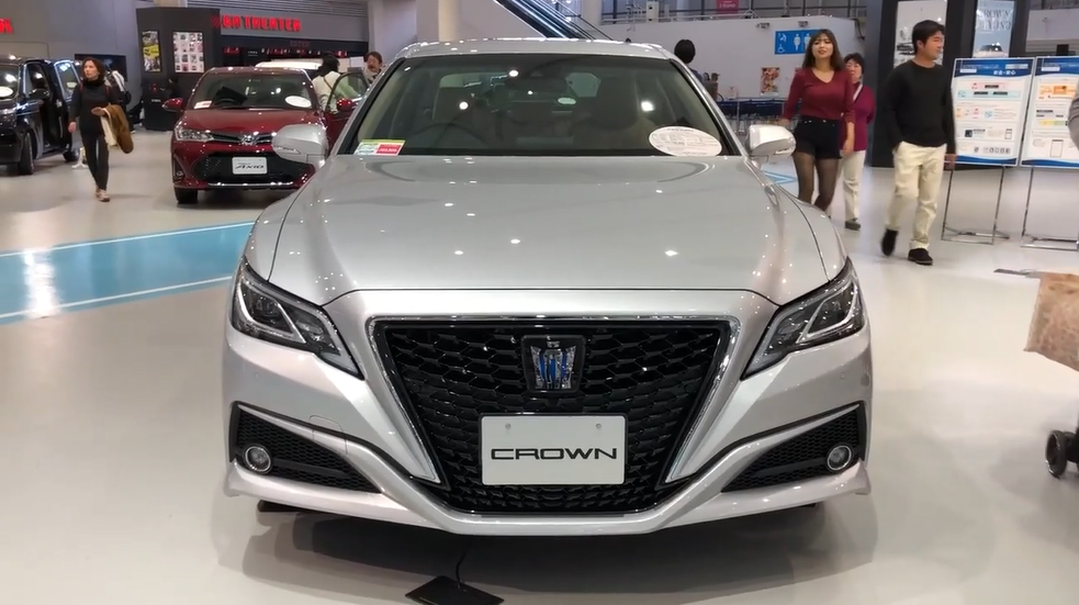 2019款丰田皇冠高清展示,看到外观内饰后,给我个不喜欢的理由