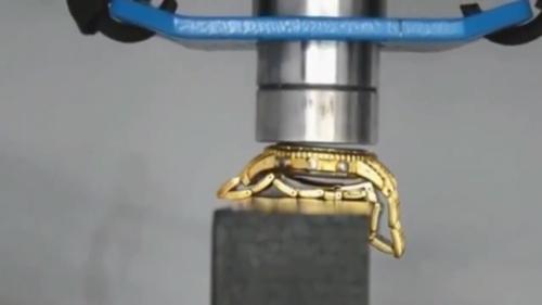 牛人创意:当液压机遇上劳力士手表,才知道为什么劳力士能卖到10万元