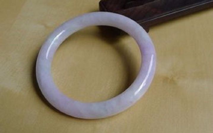 这块翡翠原石一刀下去,竟切出冰种春带彩翡翠,为何与大涨无缘?