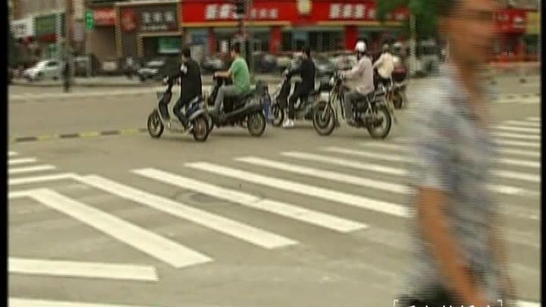 【拍客】电车闯红灯被撞飞惊险集锦