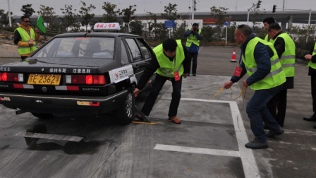现实中十拿九稳的倒车方法,学会这妙招,新手停车也能如鱼得水