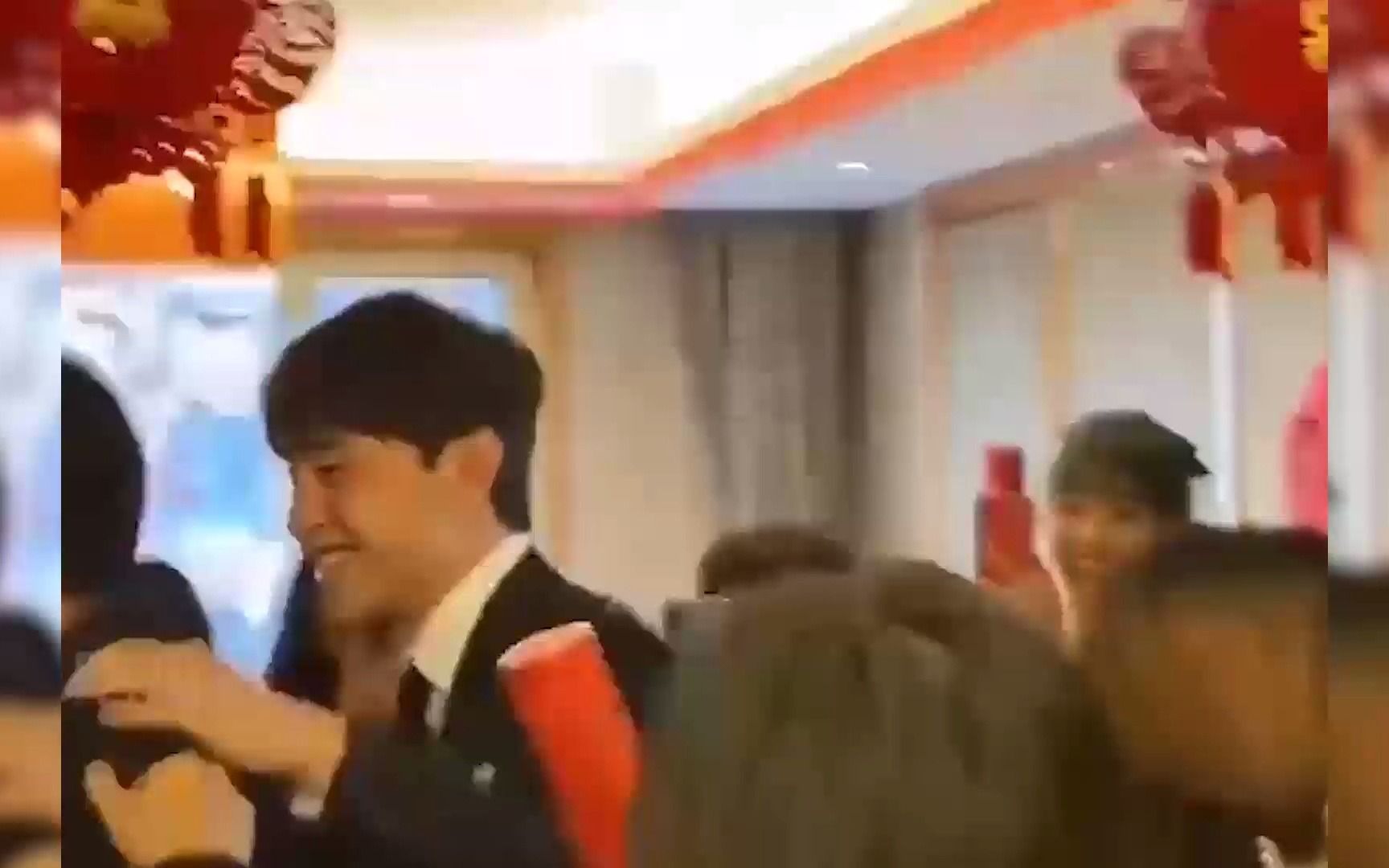 邓伦被问国庆节不当伴郎干啥去了