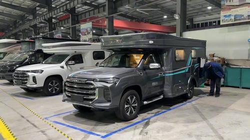 满足不同车友,外观颜色及布局更丰富,T90硬升顶房车横置床下线