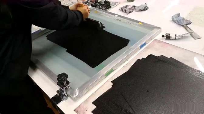 拓印画怎么做:油墨拓印画的过程,看起来很简单的样子