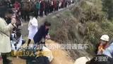 【江西】赣州客车超载侧翻入深10米深沟 10人遇难