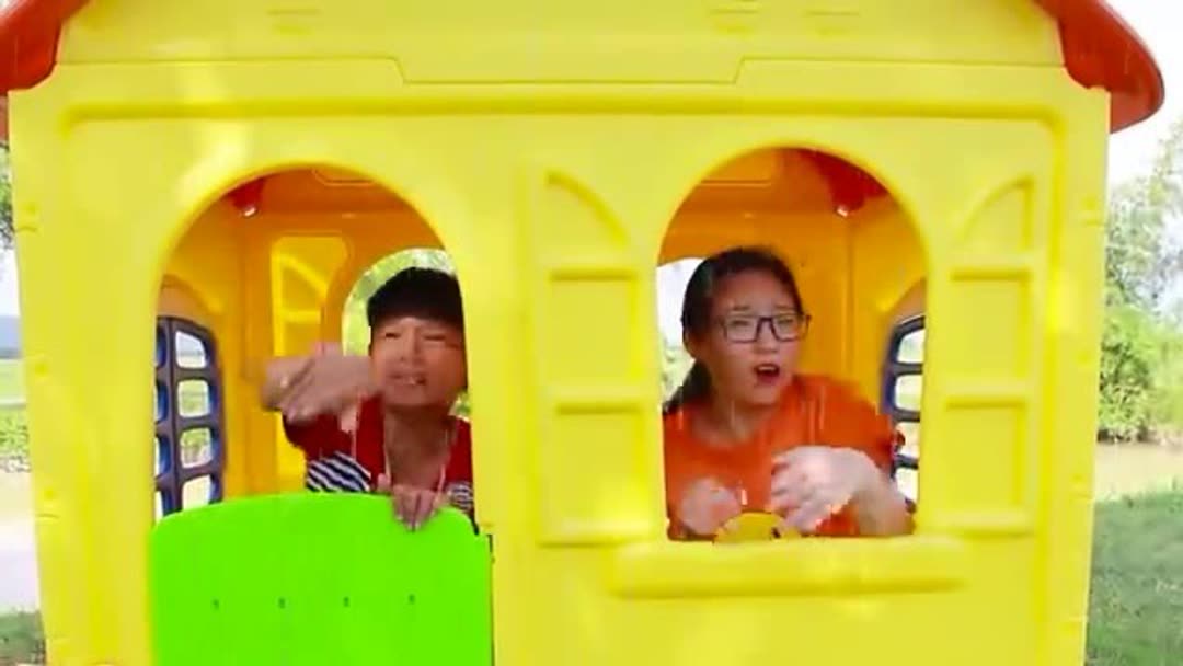 下雨了小动物开始躲雨了