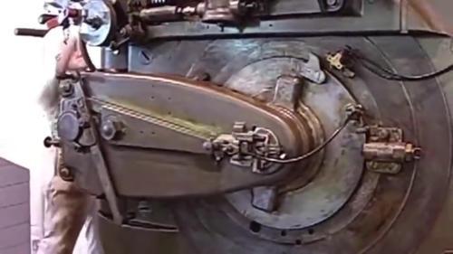 老师傅操作机床,它没有数控机床好,生产出的产品数值会有偏差