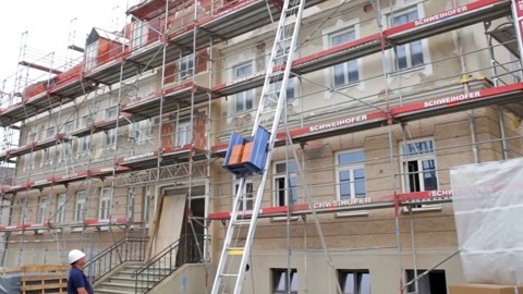 牛人发明“梯子升降机”,既能搬家又能建房,建筑工爱不释手