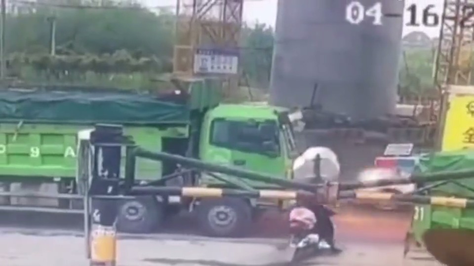 骑电动车驶入两大车中间,后面大车突然启动撞倒电动车