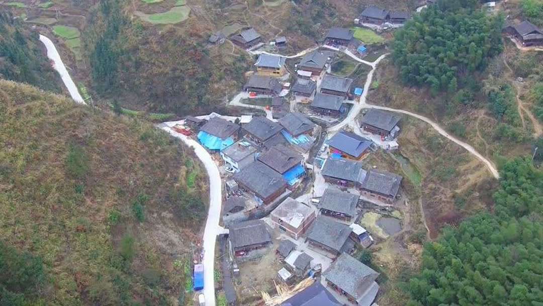 贵州大山里的侗族村寨,处在几座大山之中,犹如世外桃源之中生活
