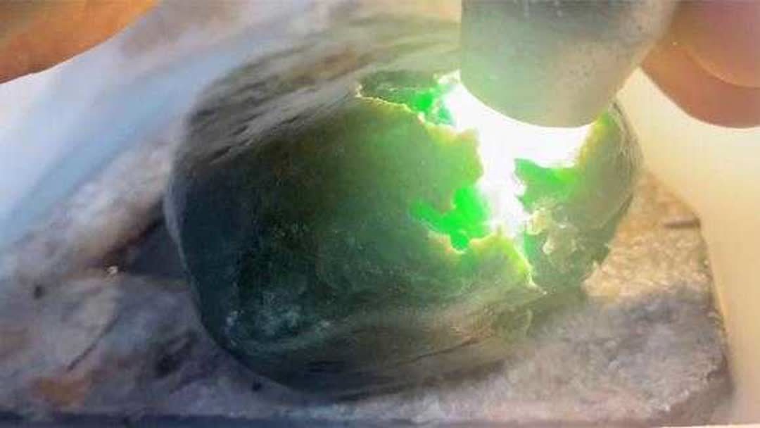 后江玉石场口开窗,翡翠原石博满石戒面位,看这皮壳表现有戏,