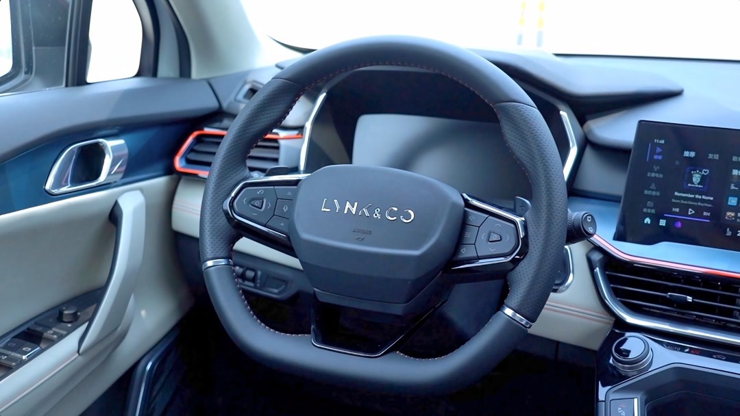 领克06平底式方向盘动感十足,仪表带全地图模式