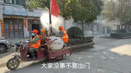 实拍湖北农村街道消毒,喷洒84消毒液,大家哪里是这样消毒的吗?