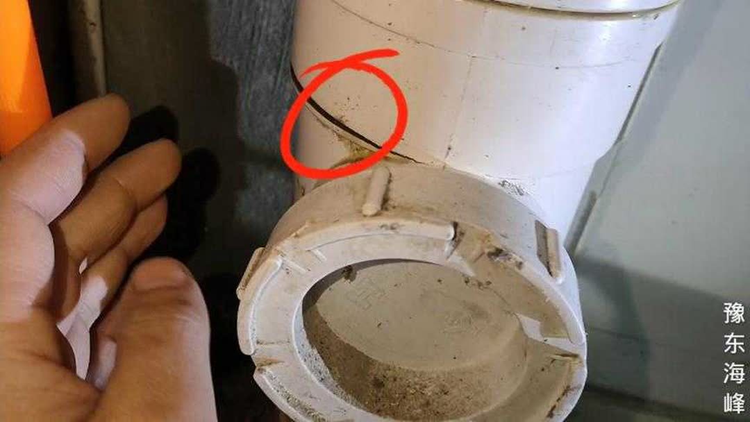 厨房总下水管裂缝,管道又被封牢,砸开后才找到困扰很久的漏水点