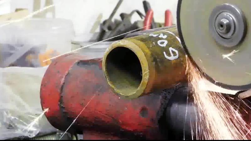 牛人用小工具做了一个套筒,就可装在手电钻上面给水管车外圆,赞