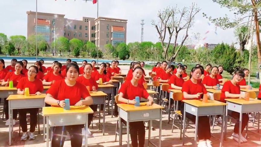 大学女生表演杯子舞《稻香》,精彩!