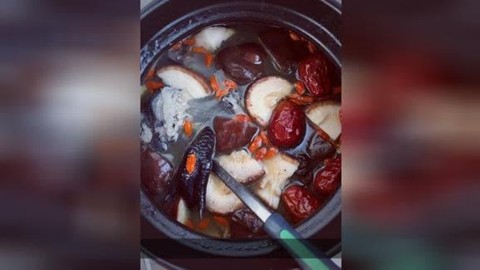 红枣桂圆枸杞鸡汤,具有补血益气之功效