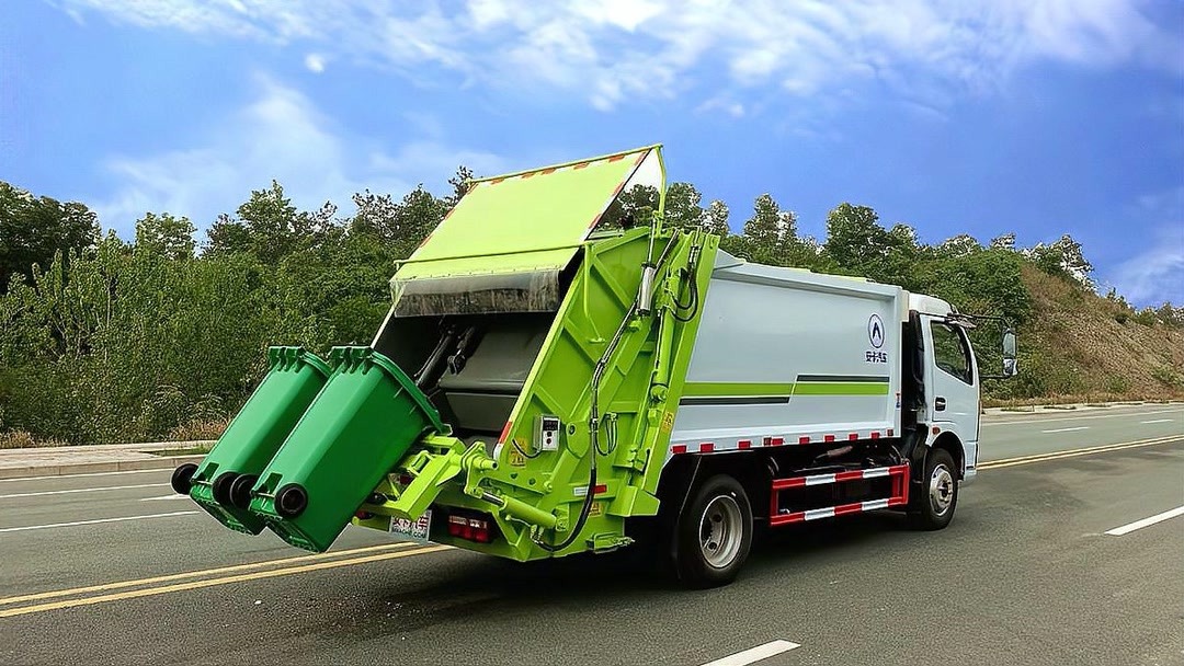 东风8方压缩垃圾车评测 可装160桶生活垃圾