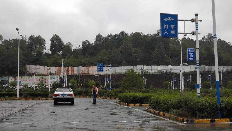 驾考科目二倒车入库模拟考试,教练对小姐姐明天的考试信心满满!