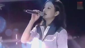 赵薇被临时叫上台唱歌,一首歌征服马云,唱的太好了
