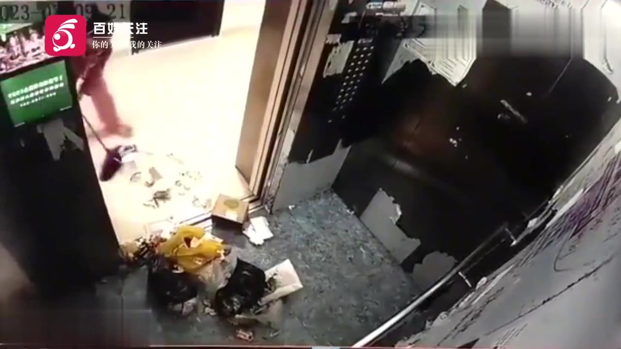 成都一业主把电梯当垃圾运输车:把垃圾扫进去到负一楼再扫出来