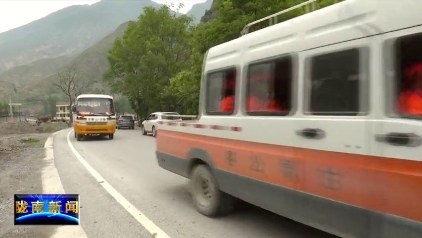 文县开展公路水毁突发事件应急抢险救援演练