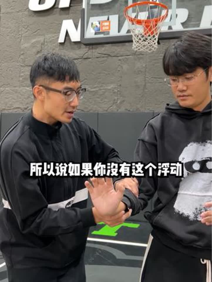 投篮也算"千人千面",举球起来时,小臂多少有些向下的蓄力,但是幅度很...