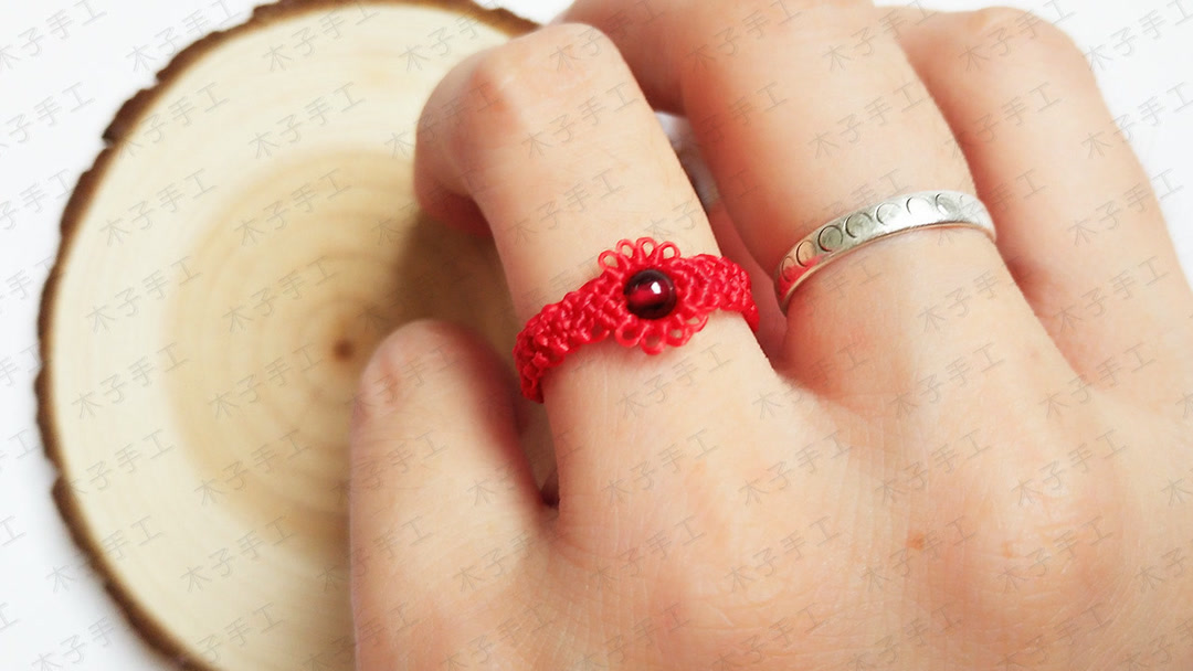 美女用绳子自制一款红绳花边蕾丝戒指,成品太精致