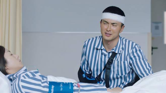 特战行动:警花受伤躺床上,都学会使唤上级挠腿,队长对她宠溺!