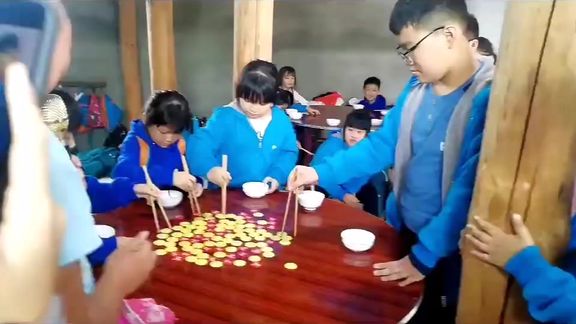 大凉山变形计——锻炼孩子们正确使用筷子吃饭!