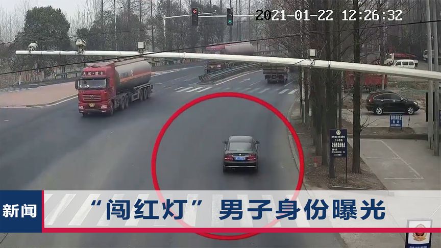 女孩误食药片嘴唇发紫,男子送医路上忙报警,民警把信号灯全调绿