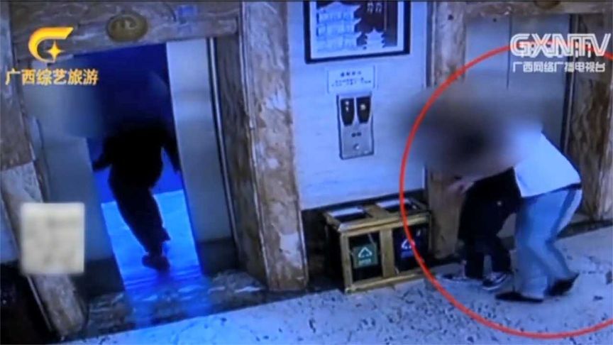 酒后撞开电梯门,两男子纷纷掉进电梯井,监控记录惊魂一幕