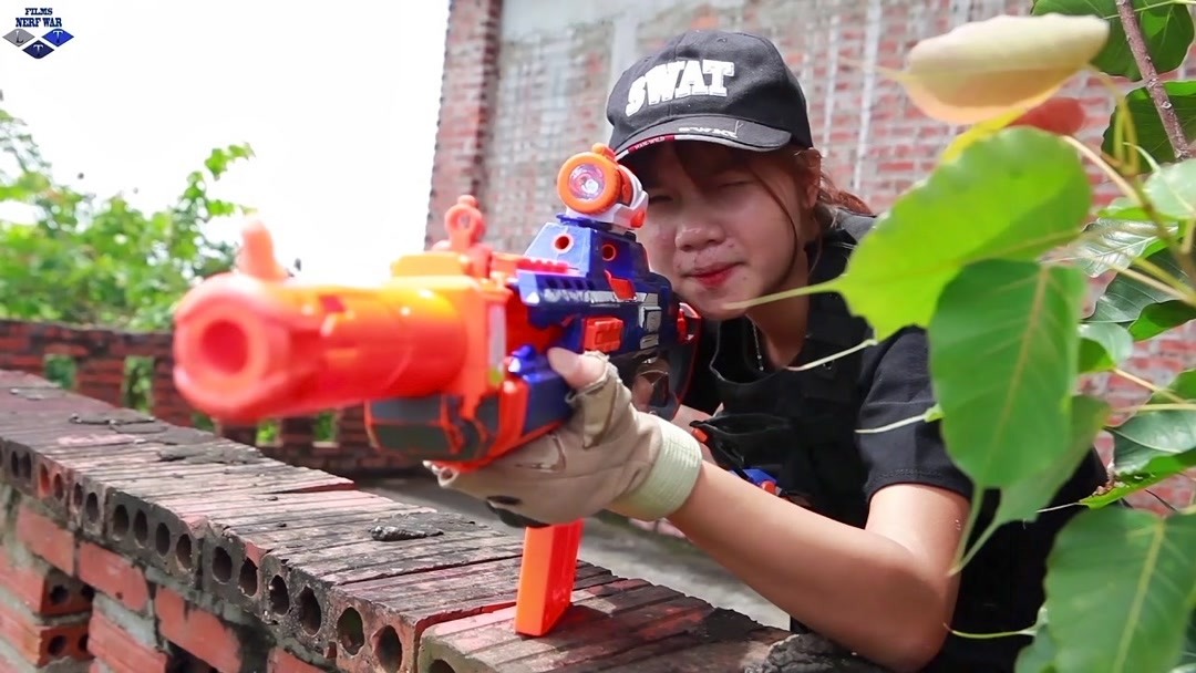 真人CS:看妹子的神狙击技术