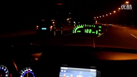 新款彩色HUD抬头显示器夜间行驶实拍图OBD HDU汽车平视仪