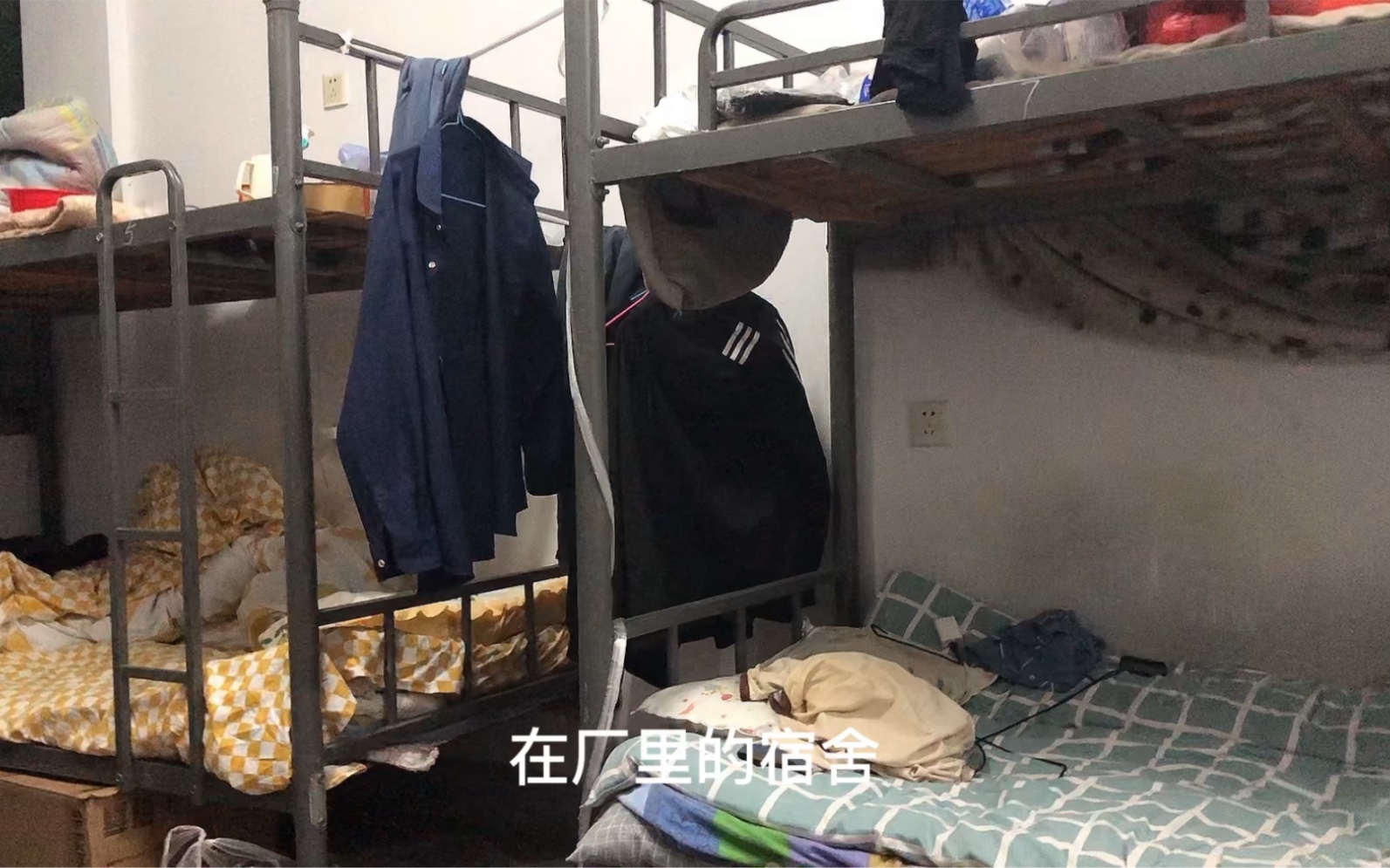 进工厂住宿舍被分配到八人间,宿舍没有凳子,晚上没有加班,只能在宿舍...