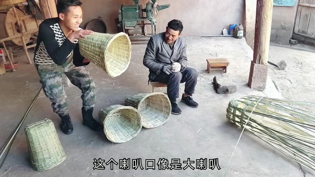 老人给外孙编篮子,一排成品随便挑,看看值50块一个吗?