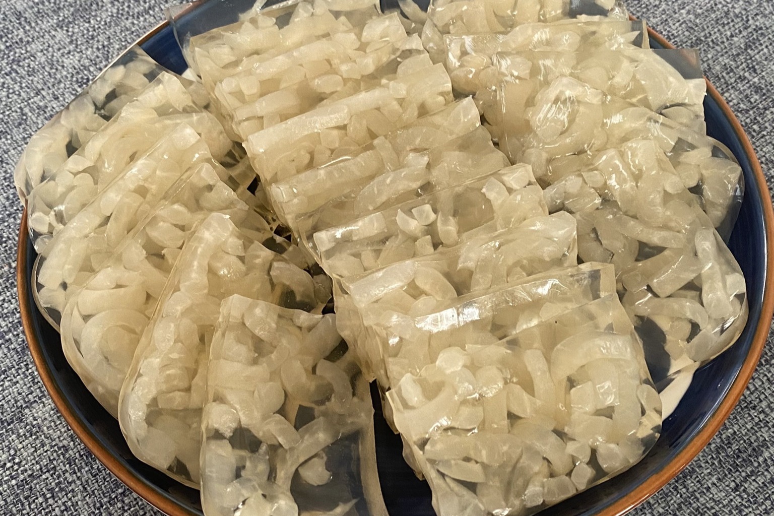 过年了,教你水晶皮冻做法,1斤肉皮3斤水,上锅一蒸,劲道Q弹