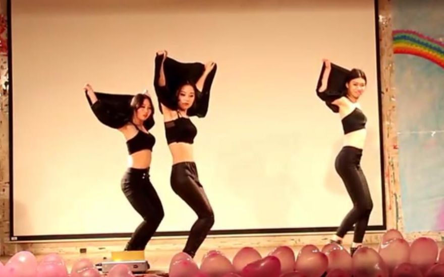 【正经的校园舞蹈】大学迎新晚会热舞《一分一秒》