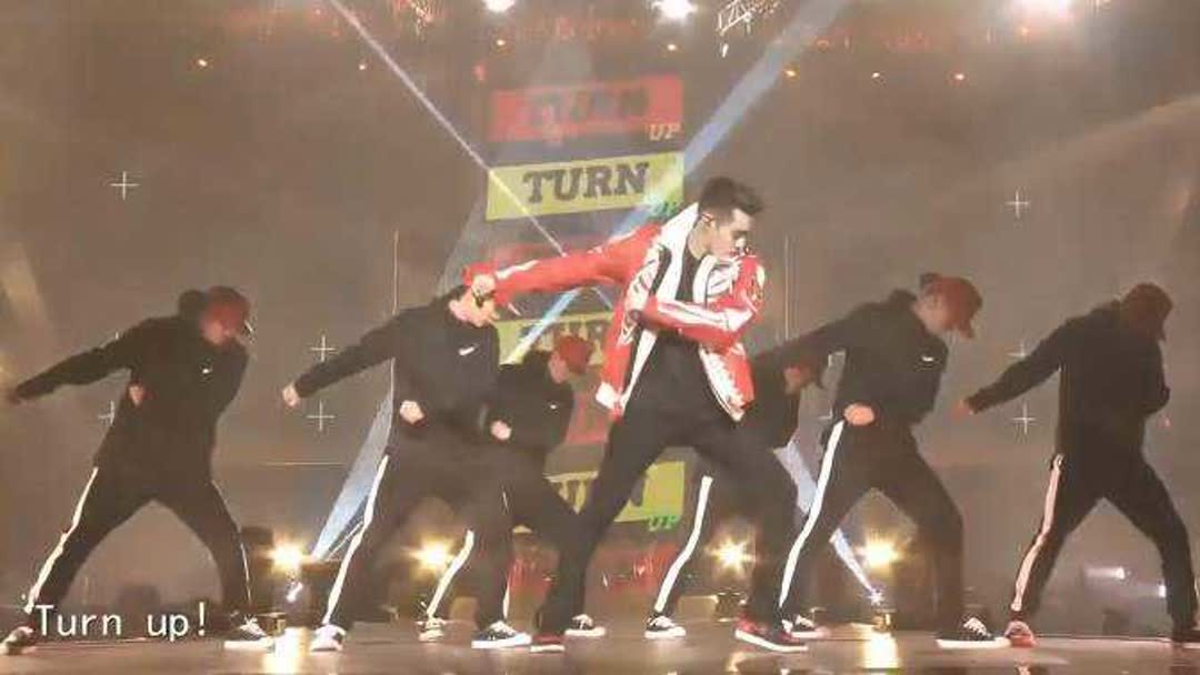 周汤豪唱《Turn up》,舞台感染很强大,超燃嘻哈燃爆丨音乐盛典